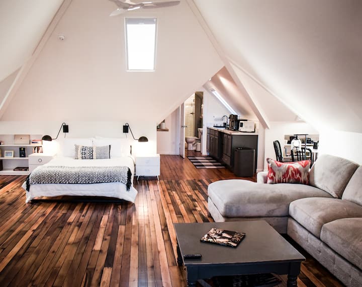 Sunlit Loft Downtown | Fast Wifi - Lexington, KY