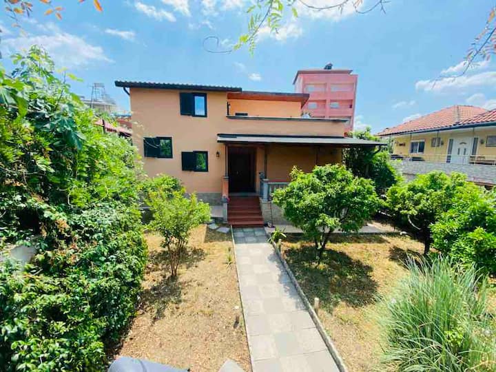 New Quiet Villa With Patio Near City Center - Tirana