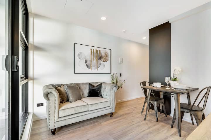 Modern Charming Studio Apt With Pool Gym & Sauna -