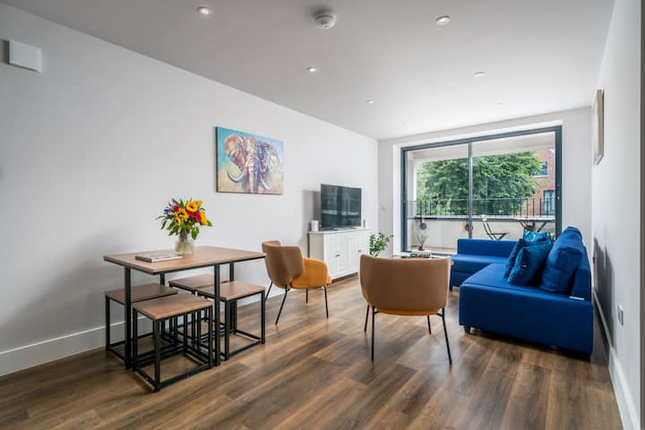 |Blue And Green Charm | Bm Homes | Creed Stay - Barnet