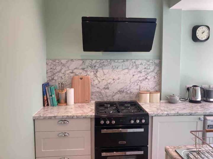 Fantastically Located 2 Bedroom Apartment In Sw19 - London