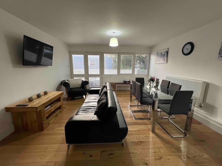 5 Bed London Flat, Free Parking - London