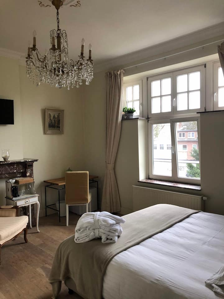 Modern Classic In Jaren Dertig Herenhuis - Hasselt