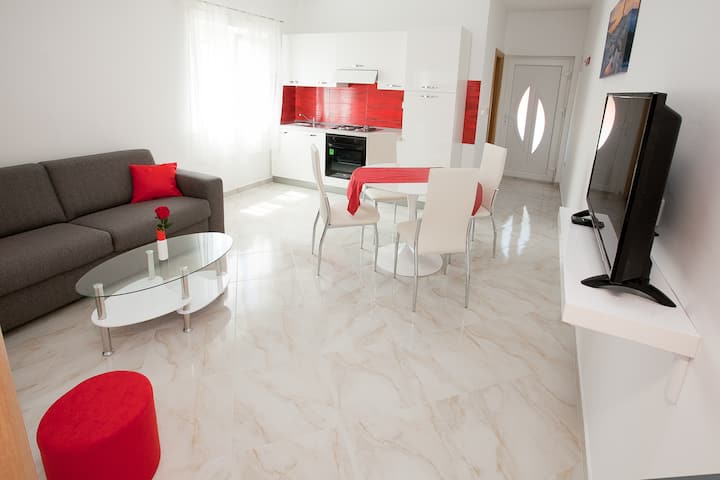 Cosy Red Apartment - Sukošan