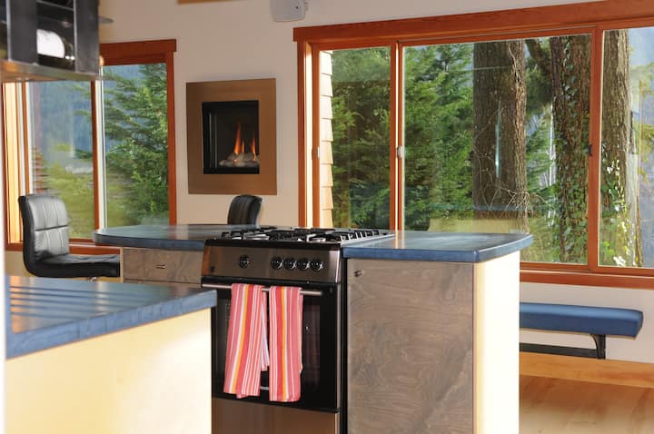 Sunny, Lakefront, Private Guesthouse - Nelson