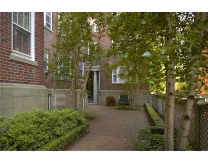 Pet Friendly Cozy & Relaxed Near Radcliffe - Cambridge, MA