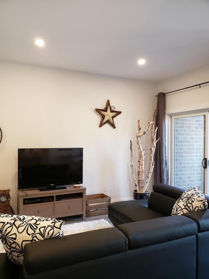 This Is A Gem In The City With A Cute Rustic Look! - 브랜트퍼드