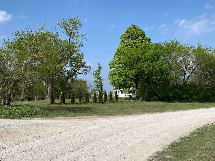 Farm Home
1 Hr N Of Kansas City
11 Miles To I-35 - Pony Express Lake, MO