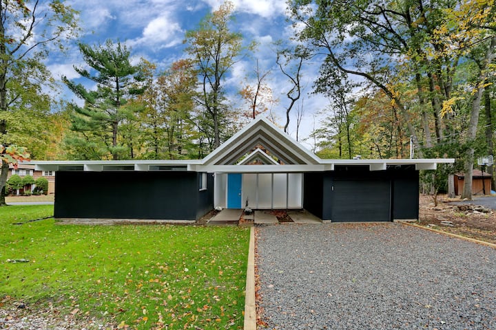 Famous Mid Century Glass House With Outdoor Atrium - Montebello, NY