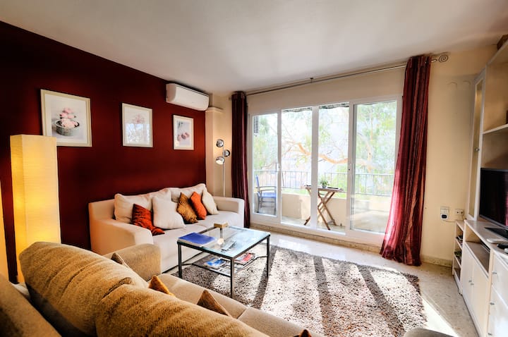 Comfy And Luminous Apartment With Balcony - 