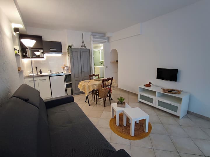 Studio De Plain-pied Avec Parking - Vence
