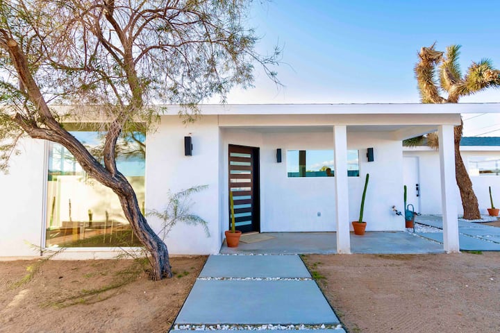 Luxury Desert Getaway: Hot Tub, Cowboy Pool, Sauna - Joshua Tree, CA