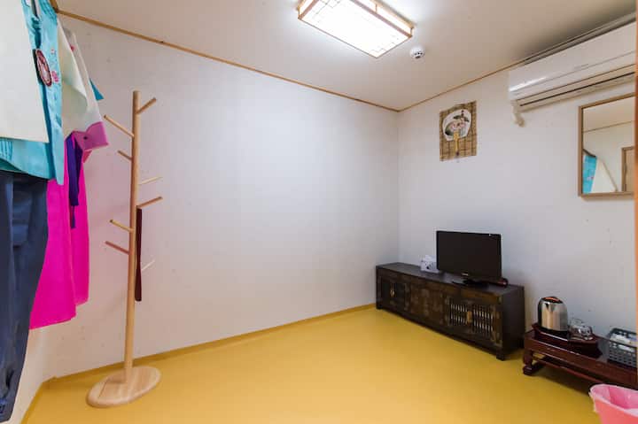 Hi, Dongdaemun Hanok Guesthouse.(1p) - Seúl