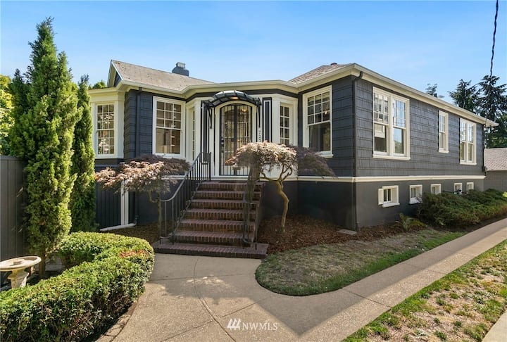 Historic Capitol Hill Mini-mansion For 12 Guests - Seattle, WA
