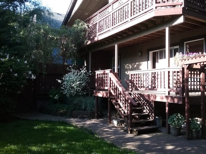 Craftsman Style Guest Suite (Private Entrance) - Silverton, OR