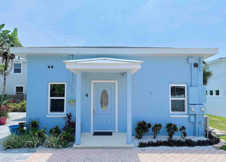 Blue Bungalow • Walk To Beach • Nsb Sleeps 2 - New Smyrna Beach, FL