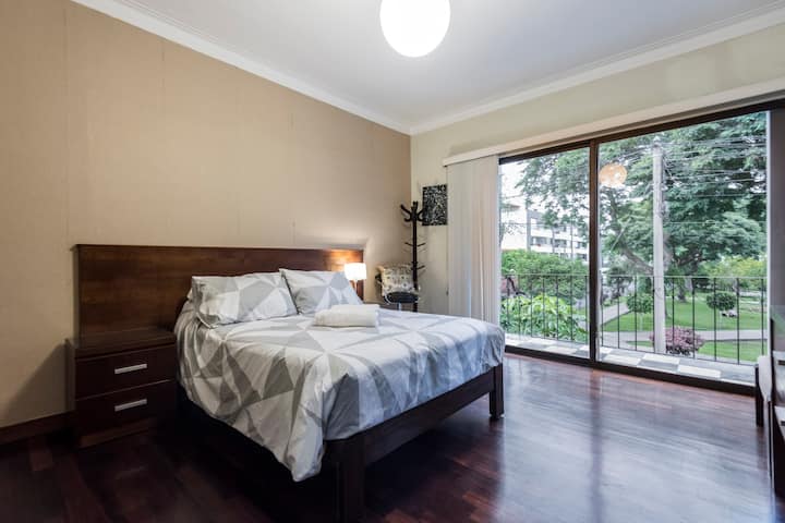 3 Br Miraflores Apt With King Bed & Park View - Lima