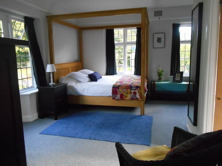 A Rare & Unique Hideout For You In Our Roman City. - Chichester