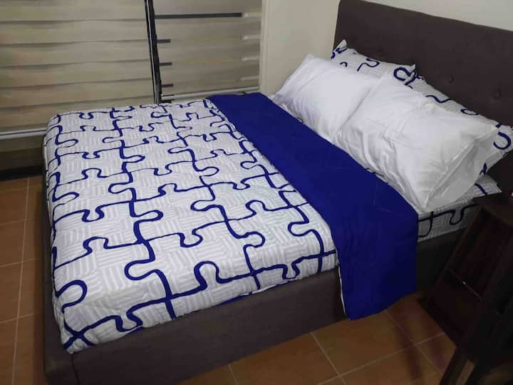 Marco’s Den
•Queen’s Bed •Wifi •Parking •Heater - Cagayan de Oro