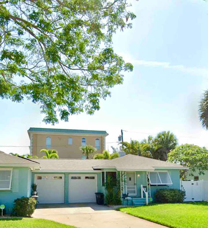 Sand Dollar Cottage -1bd/ 1ba  30 Day Minimum - St. Pete Beach, FL