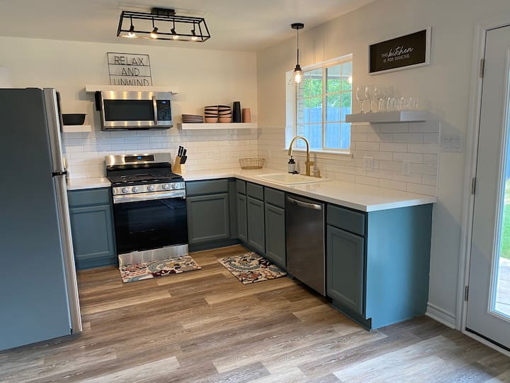 Newly Remodeled Home W/ A Backyard Oasis, Beautiful Hot Tub Blocks From Downtown - Fredericksburg, TX