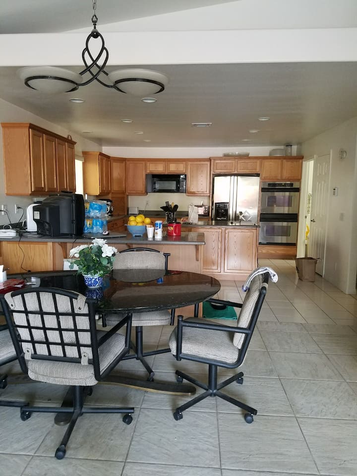 Palm Desert Home,
Private Pool, Barbecue, Sleeps 5 - Indio, CA