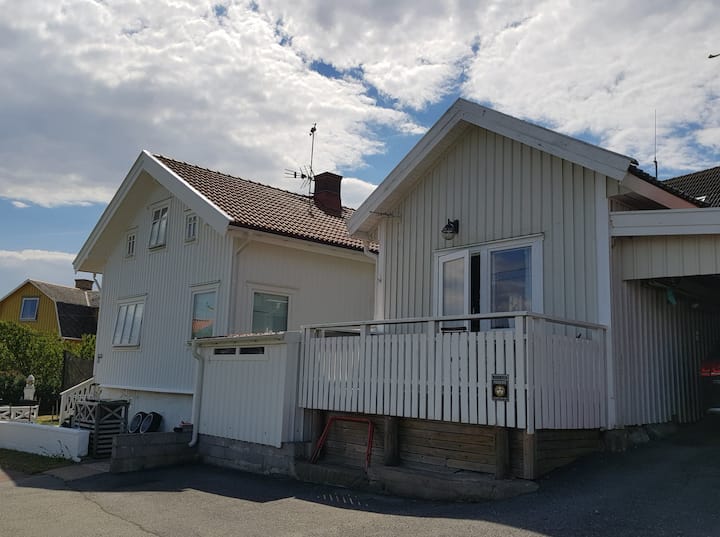 Nyrenoverat Gästhus Med Sovloft + Helkaklat Badrum - Göteborg