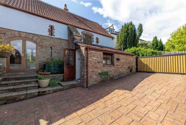 Very Large 4 Bedroom House (Near Bath) - Bristol