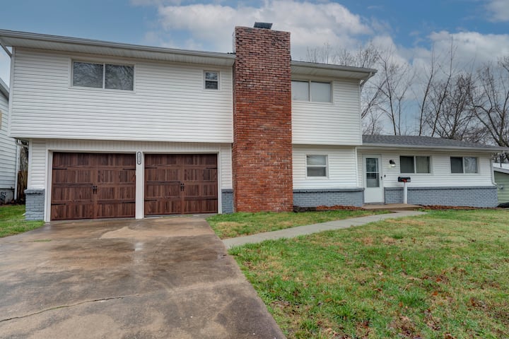 Ohhhh Soo Cozy Large & In Charge 4 Bedroom Home - Springfield, MO