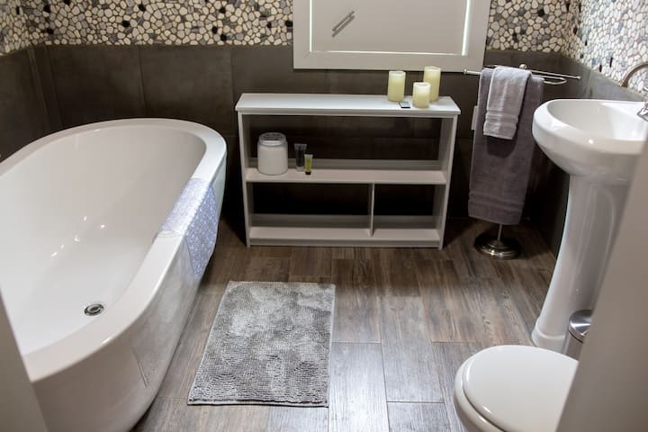 Newly Renovated 2 Bedroom Gem! - Buffalo