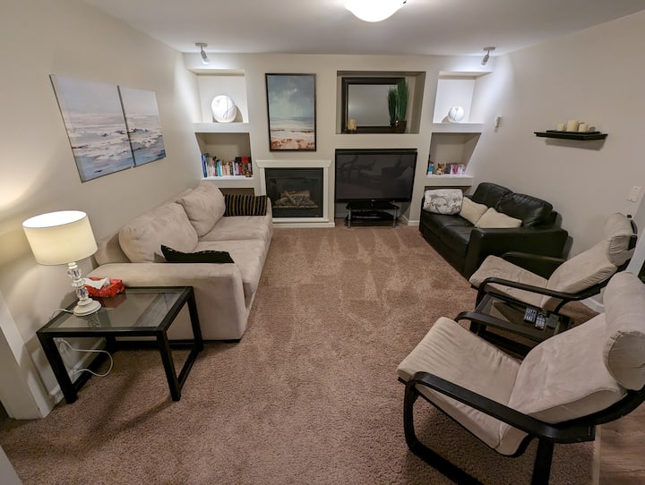 Large Modern King Suite With Free Street Parking - Langley