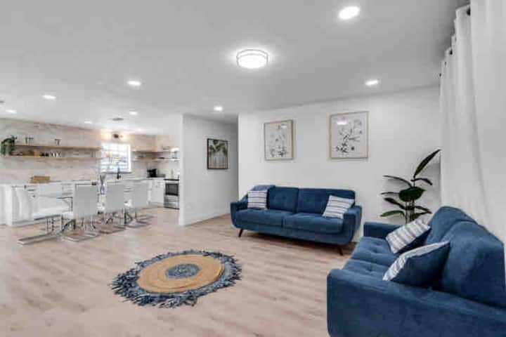 Remodeled Beautiful Cozy Home With Pool - Hollywood, FL