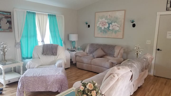 Cozy Convenient Tc Home - 2 Levels, 4bed,2bath - Traverse City, MI