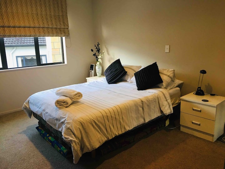 Home Away From Home - Both Bedrooms - Auckland
