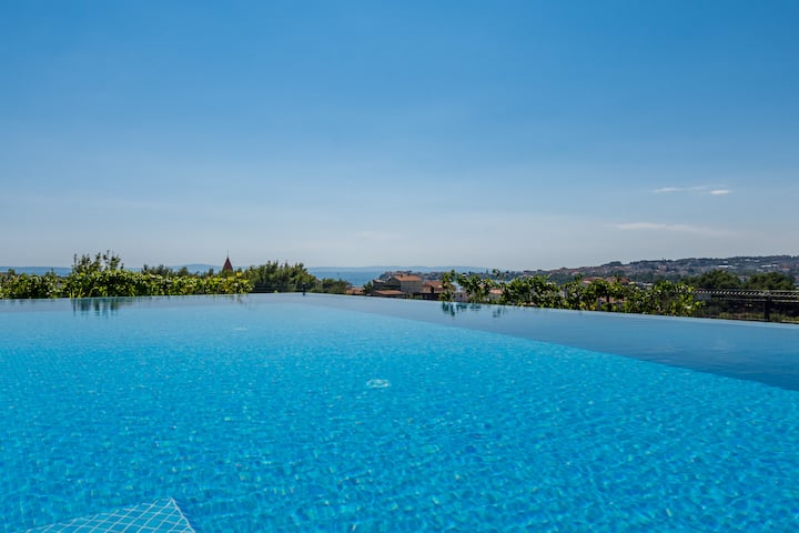 Infinity Edge Zwembad, Uitzicht Op Zee, In De Buurt Van Split Centrum - Seventh Heaven Villa - Podstrana
