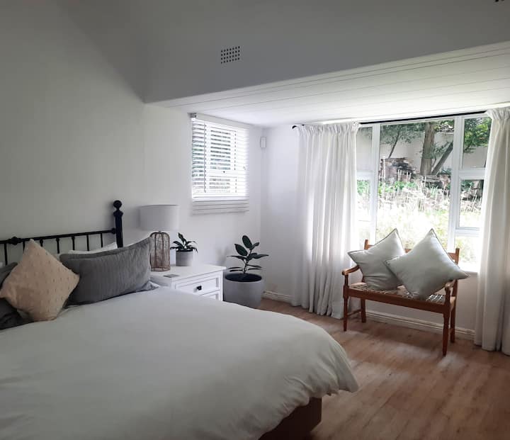 Spacious & Bright Unit In The Heart Of Sandton - Sandton