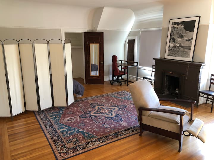 Spacious Light Filled Studio Near Rose Garden - Alameda, CA