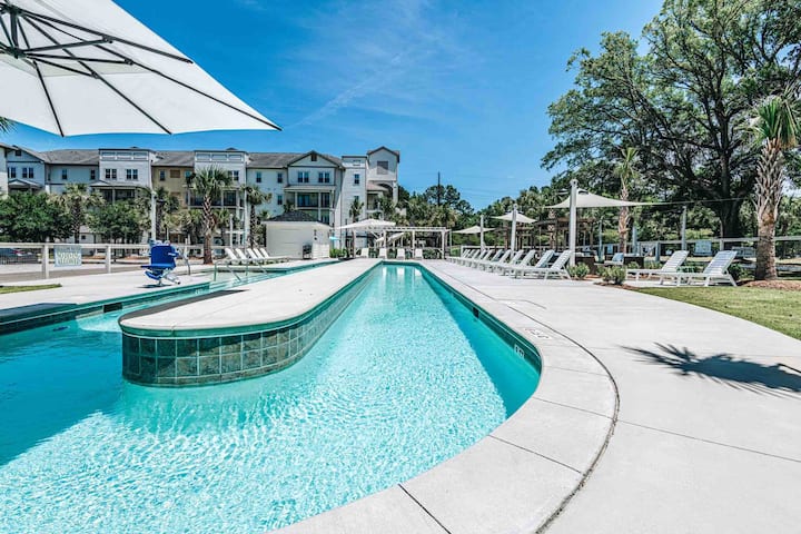 First Floor Walking Distance To Lazy River! - Hanahan, SC