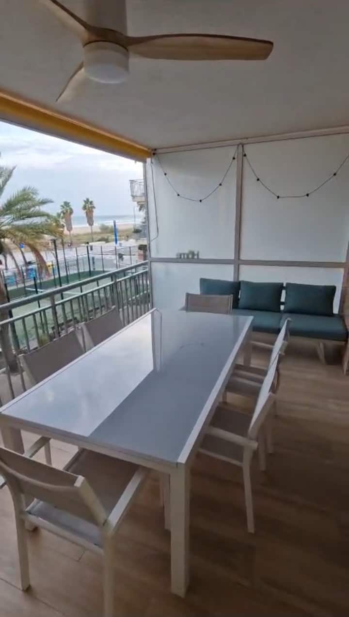 Apartamento A 1a Línea De Playa Con Vistas Al Mar - Casteldefels