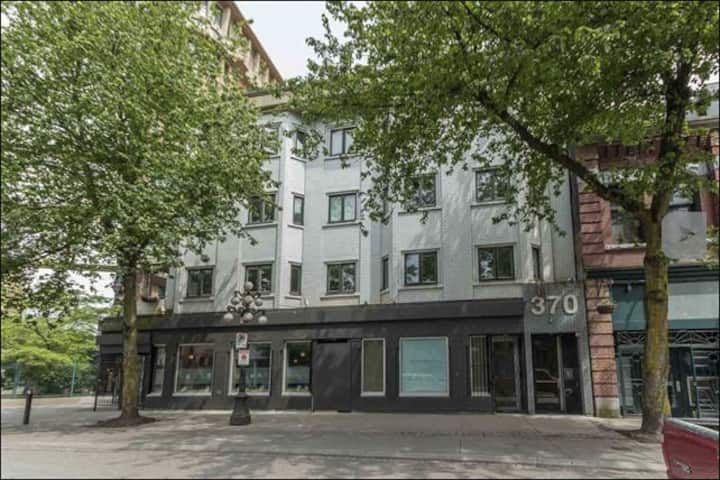 1 Bedroom Apartment Vancouver's Historic Gastown! - North Vancouver