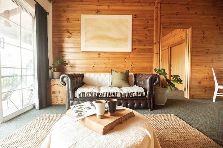 Spacious Two Bedroom Apartment With Mountain Views - Mount Beauty