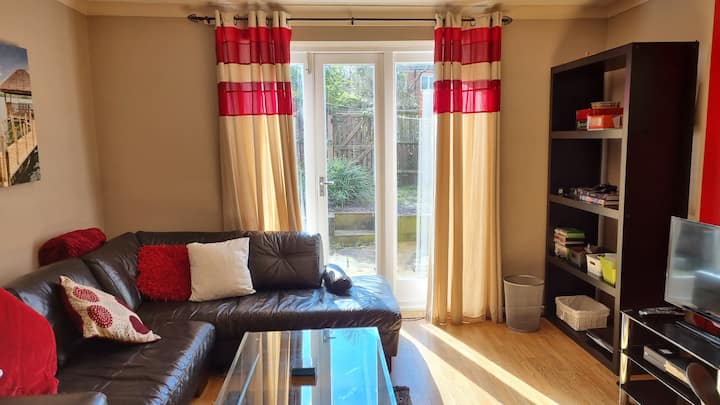 A Stylish Derby Pad Close To The Centre Of Town. - 德比