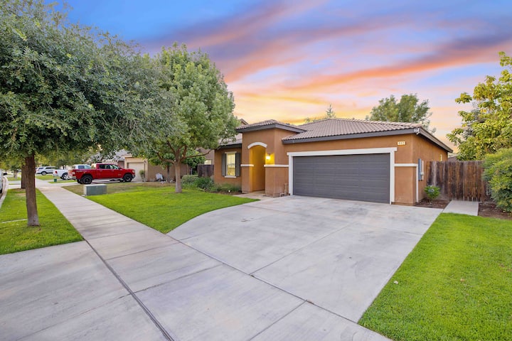 3 Br Visalia Home - Great Neighborhood - Fast Wifi - Visalia, CA