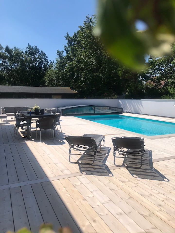 Arkitektritad Byggmästarevilla Med Pool. - Viken