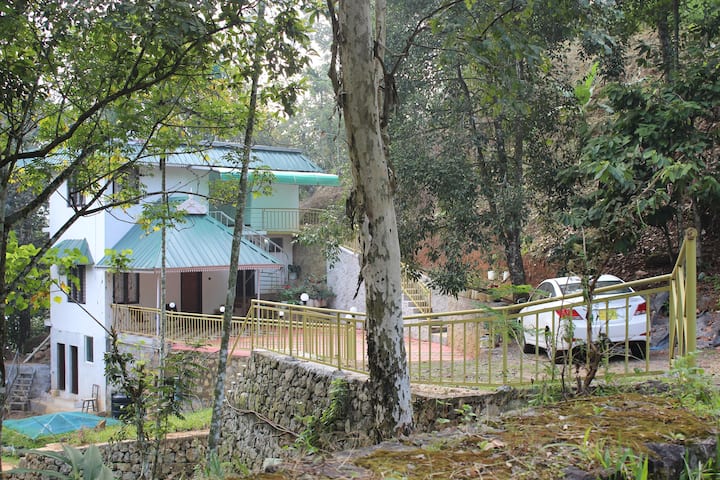 Babbling Brook Villas - Deluxe Room - Munnar