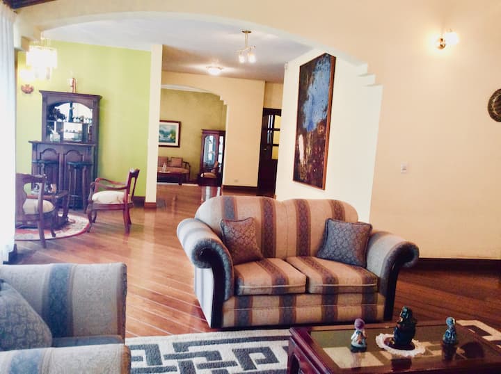 Luxury Huge Charming House - Safe - Best Location - Quito