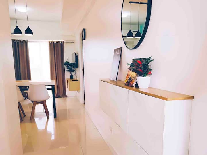 Condo At One Castilla Place W/balcony And Netflix - Quezon City