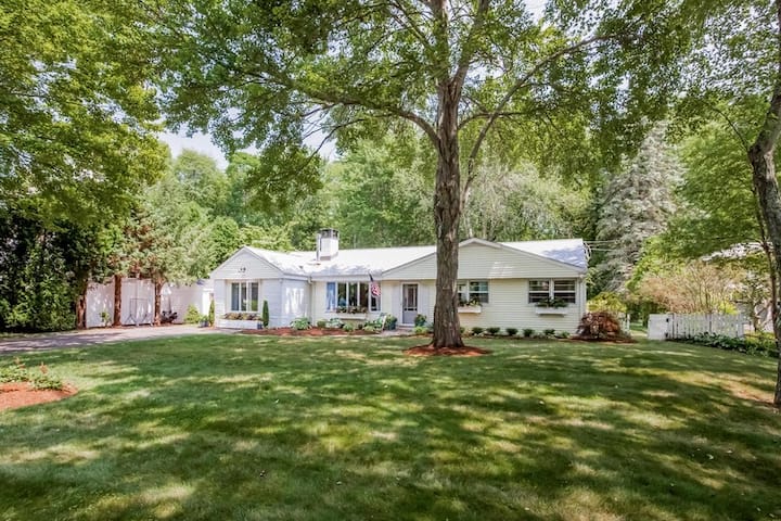 Charming Updated Beach Home; Discounts! - Madison, CT