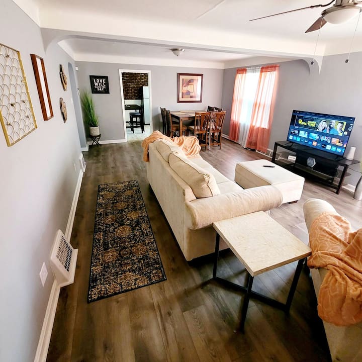 ~ Kickback Comfy, Clean & Charm + Familyfriendly ~ - University City, MO