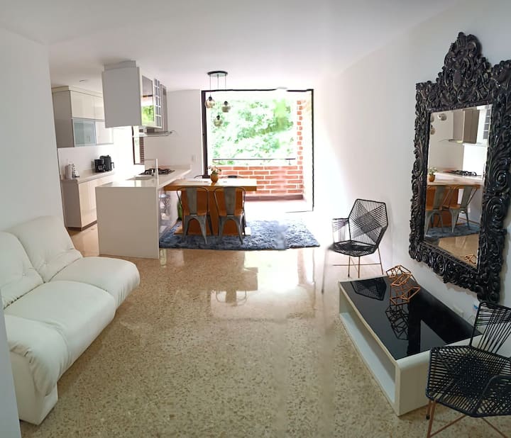 Poblado - Quiet Apartment With Forest View - Medellín